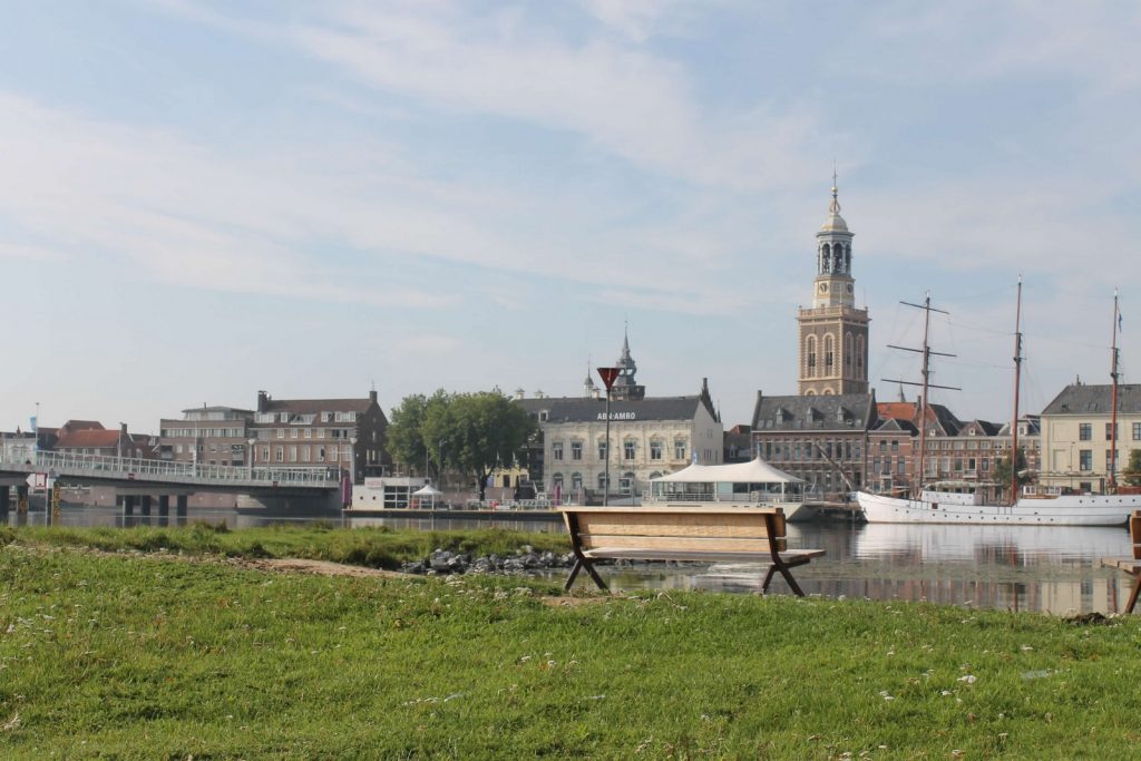Zilveren legpenning van de gemeente Kampen voor de heer G.J. Brouwer ...
